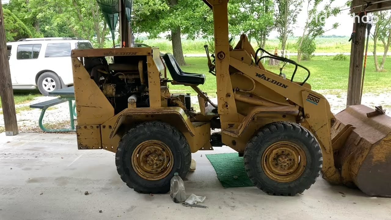 Latest project at the farm, a Waldon 5000 articulated loader - YouTube