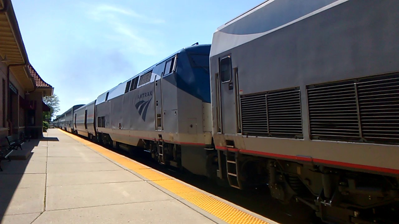 Amtrak 181 Leads Eastbound Southwest Chief at Hinsdale - YouTube