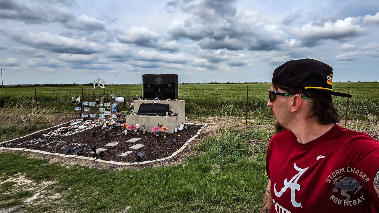 🔴 LIVE Storm Chaser in El Reno, Oklahoma awaiting tornadoes - YouTube