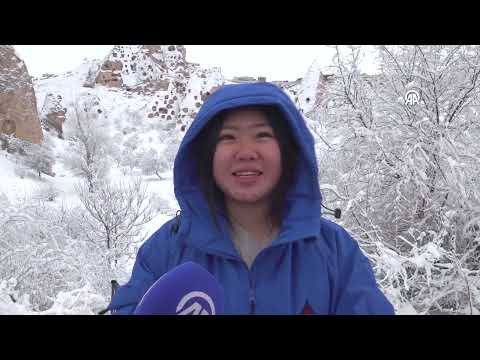 Kapadokya’da kar yağışı sonrası peribacaları beyaza büründü