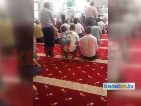 Namaz kılan babasının sırtında akrobatik hareketler yaptı! İşte o anlar