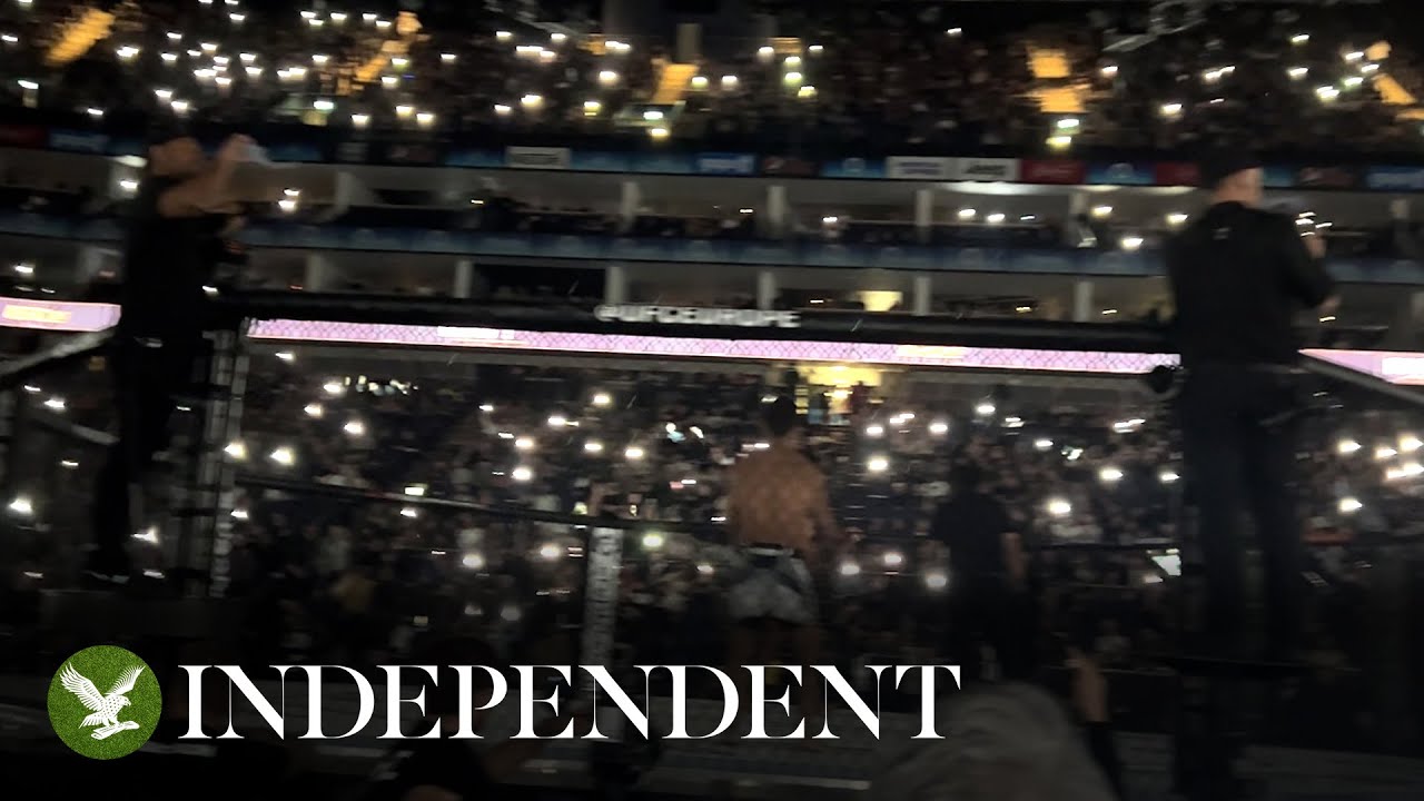 UFC 286: Lights go out at O2 arena as fight about to begin - YouTube