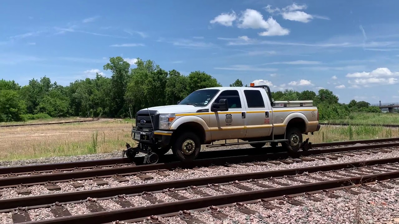 2020-06-19e Union Pacific MOW Hi-Rail Pickup - YouTube