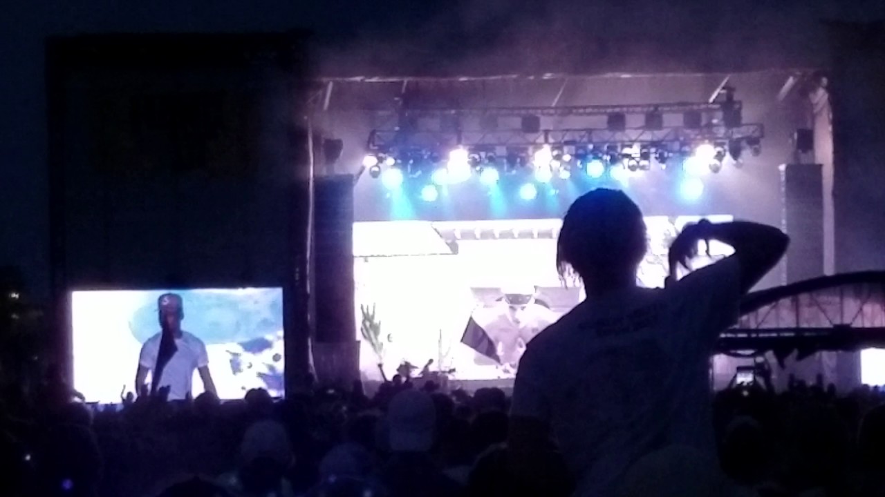 Chance the Rapper at Hangout Music Festival 2017 "I'm the One" - YouTube