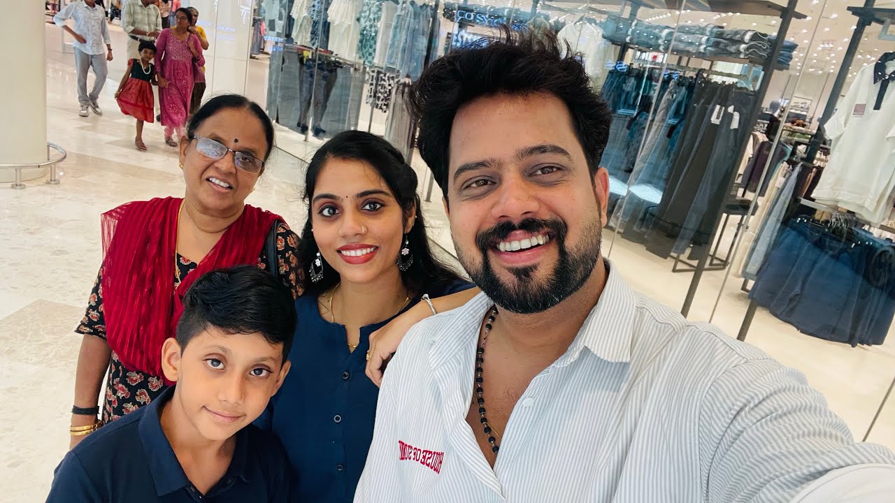 അമ്മയെ കൂട്ടി തിരുവനന്തപുരം ഒരു യാത്ര | Lulu mall | MOT | Devaprasad | Family - YouTube