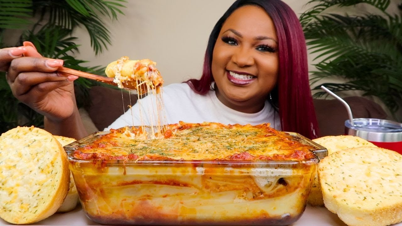 CHEESY LASAGNA MUKBANG + GARLIC BREAD - YouTube