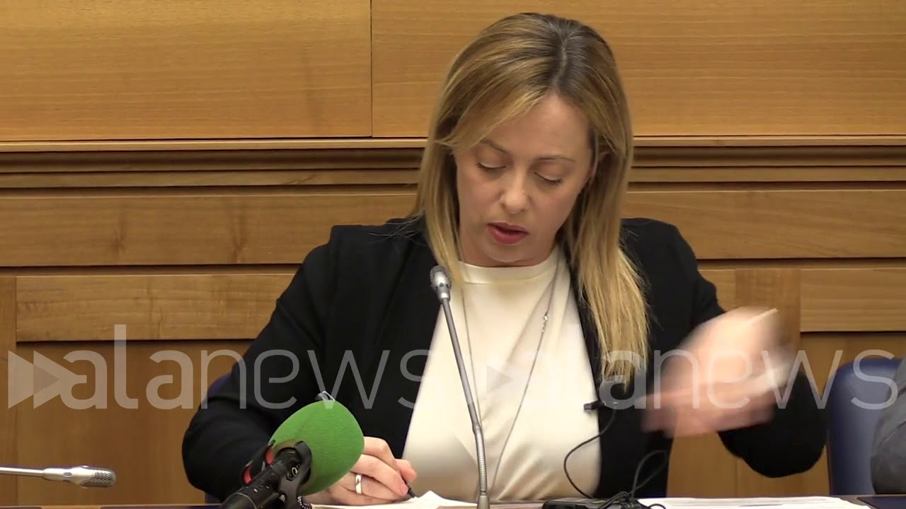 Scintille tra Meloni e il giornalista di Report: "Calmi tutti" - YouTube