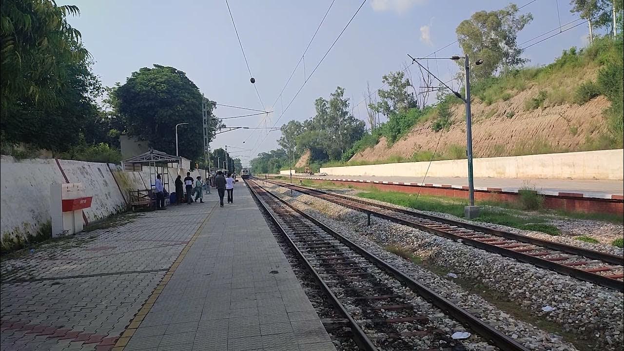 22710 Amb-Andaura Hazur Sahib Nanded Weekly Express arriving at Una Himachal Railway Station ...