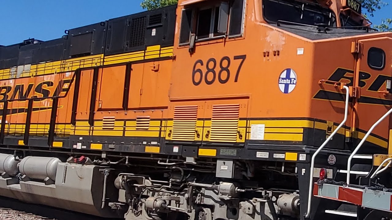 BNSF 6887 (Santa Fe Sticker) Leads CN's M338 Raymond, IA - YouTube