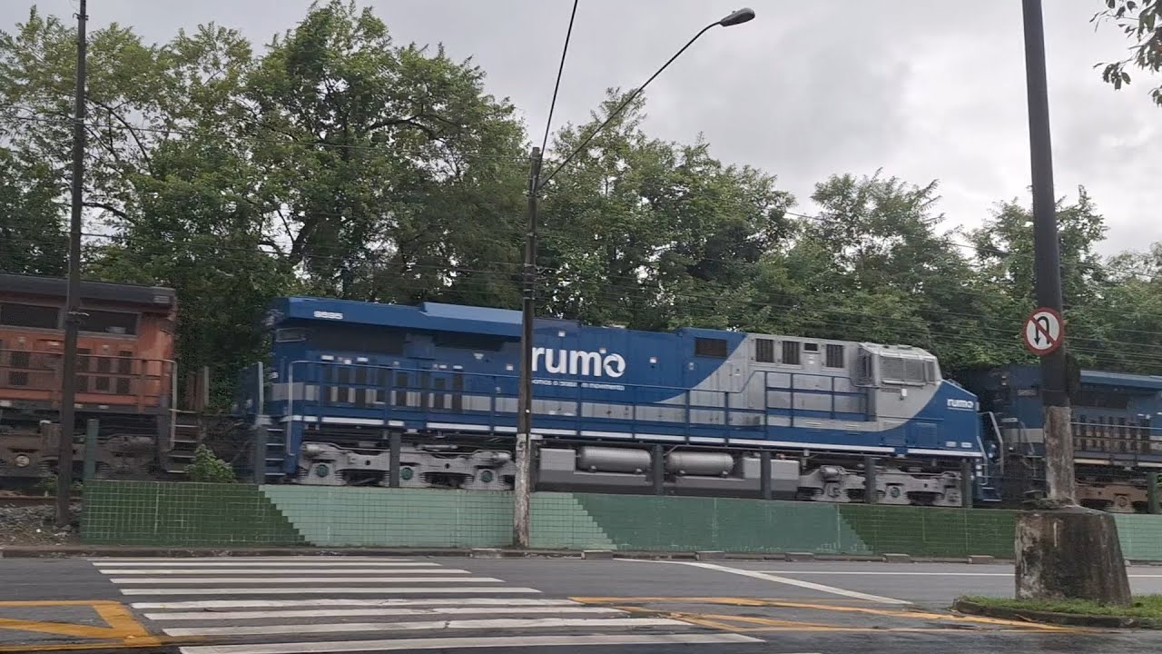 Trem da rumo com 2 ac44i e 1 es44aci chegando e parando em Cubatão sp ...