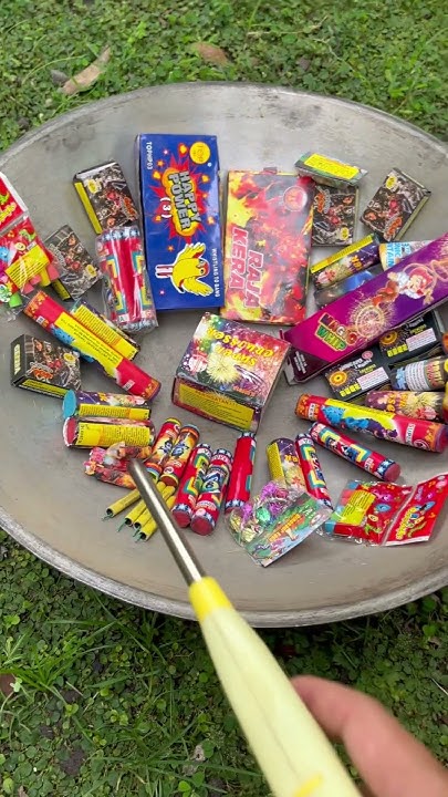 LIGHTING ALL THE FIRECRACKERS IN THE FRYING PAN #experiment #firecrackers #petasan #shorts - YouTube
