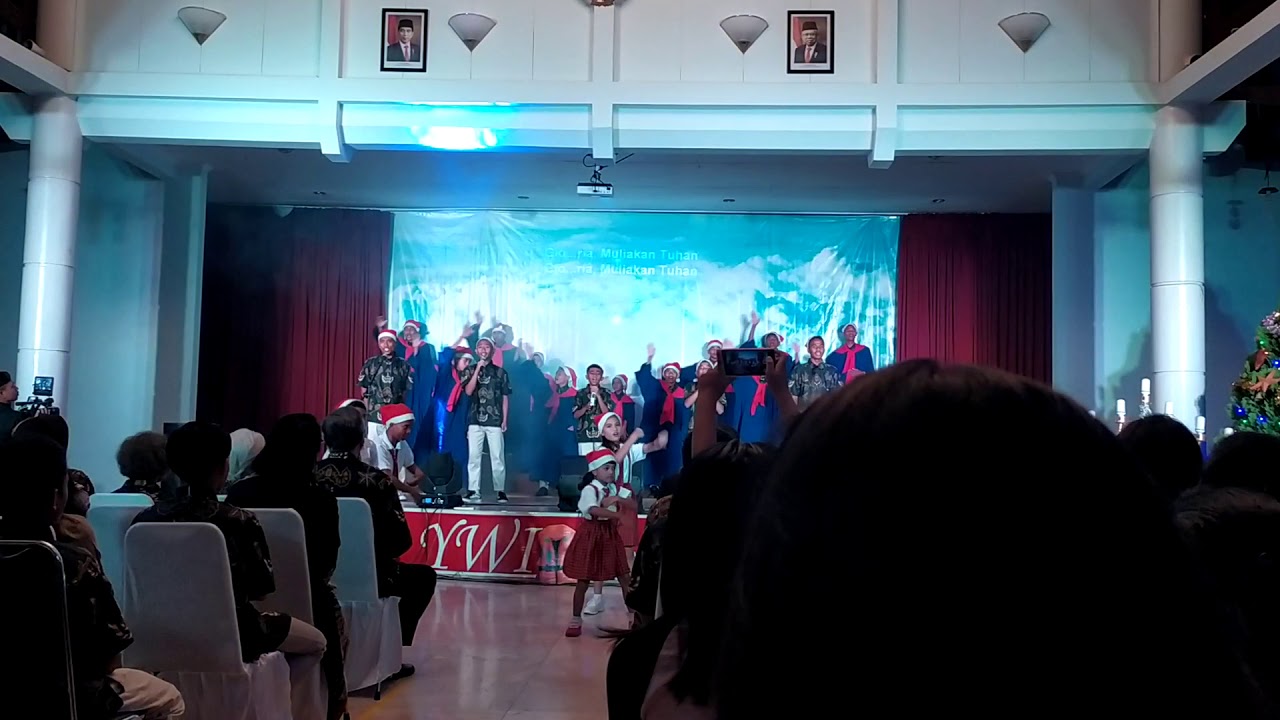 Gloria Muliakan Tuhan - Natal Roemah YWI Batu 2019 - YouTube