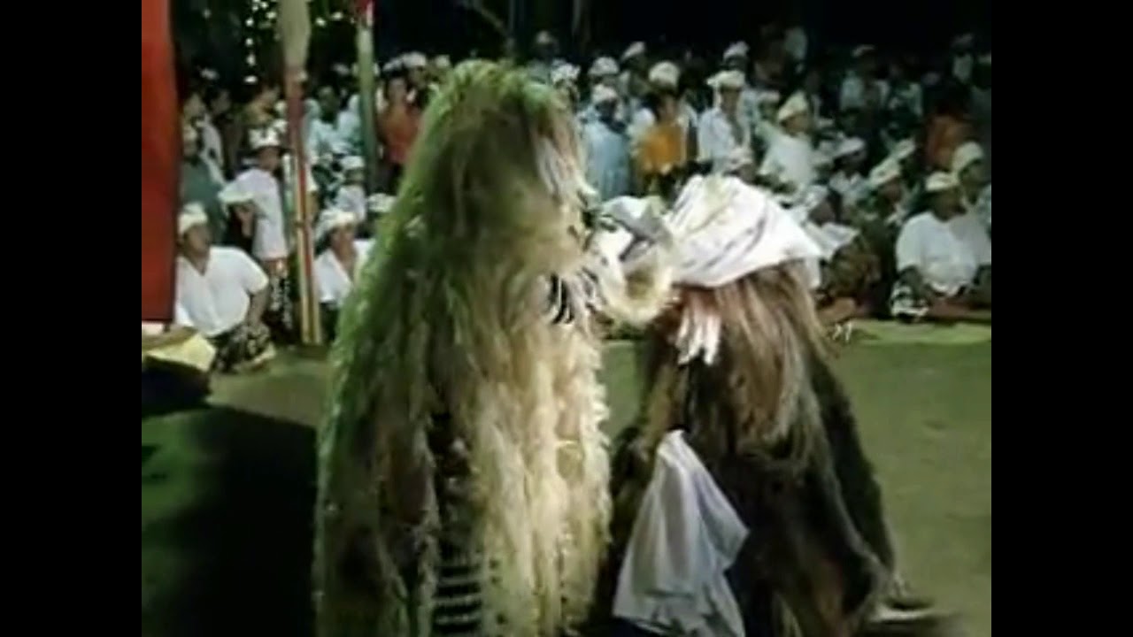 Mepajar Ratu Mayun Lan Dewa Rangda Ring Pura Dalem Penataran Taman