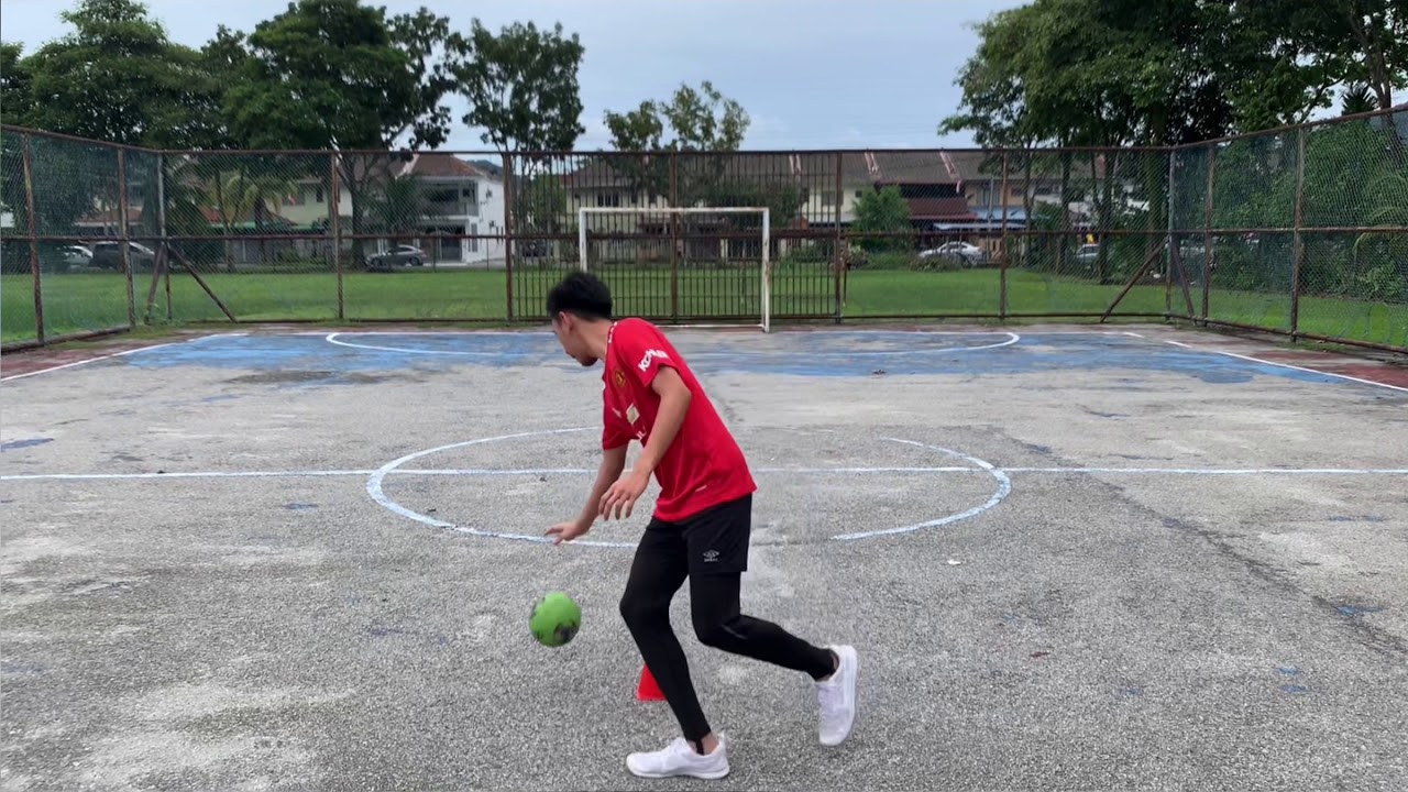 Kemahiran Mengawal, Menggelecek & Mengacah Bola Baling - YouTube