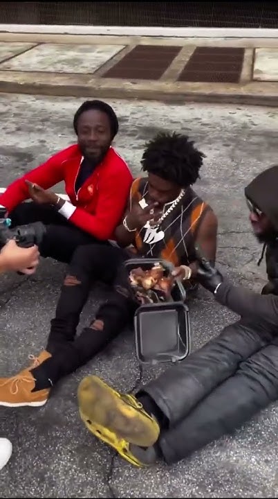 kodak black eating a chicken in the middle of the street - YouTube