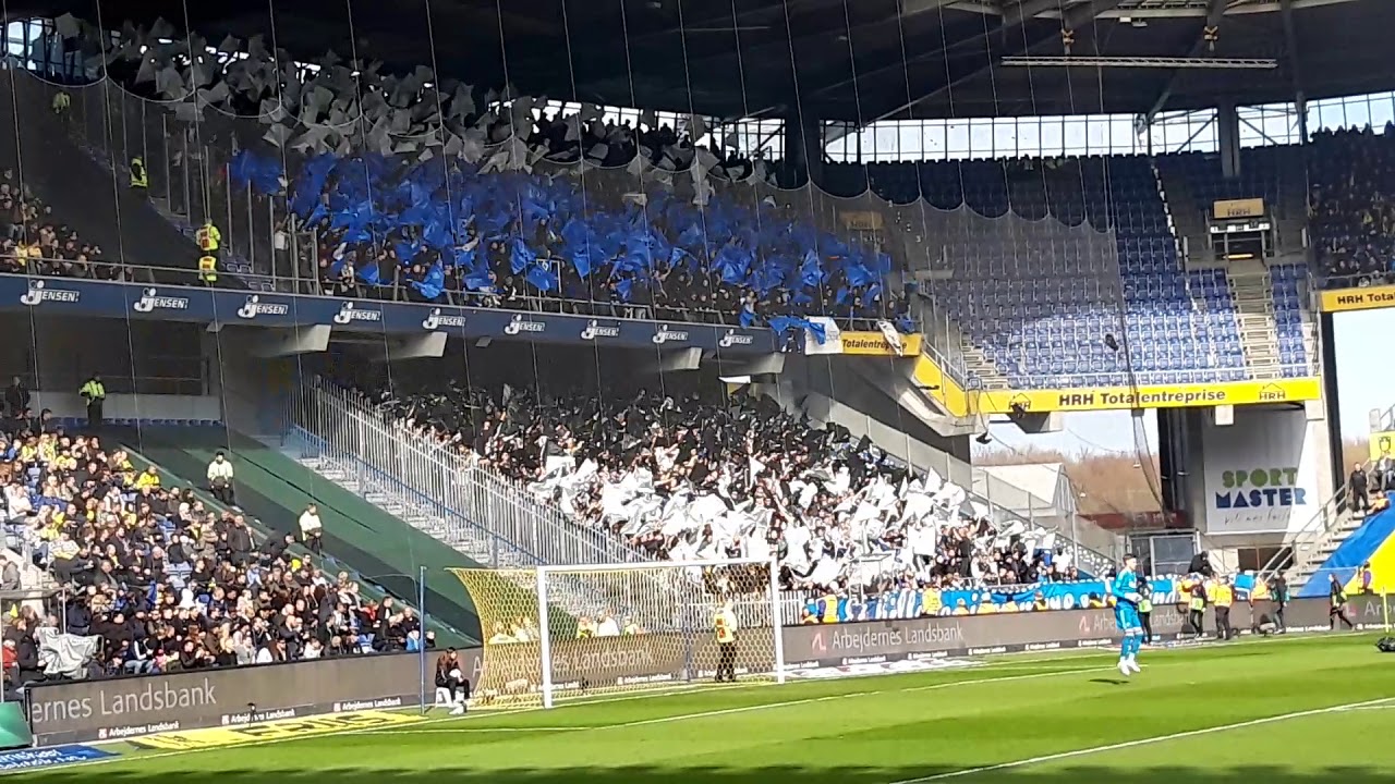 Sektion 12 med flag tifo før kampen startet i derby på Brøndby Stadion ...