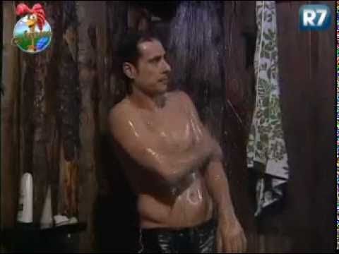 A Fazenda-Sergio Abreu mostra vigor em banho no jardim