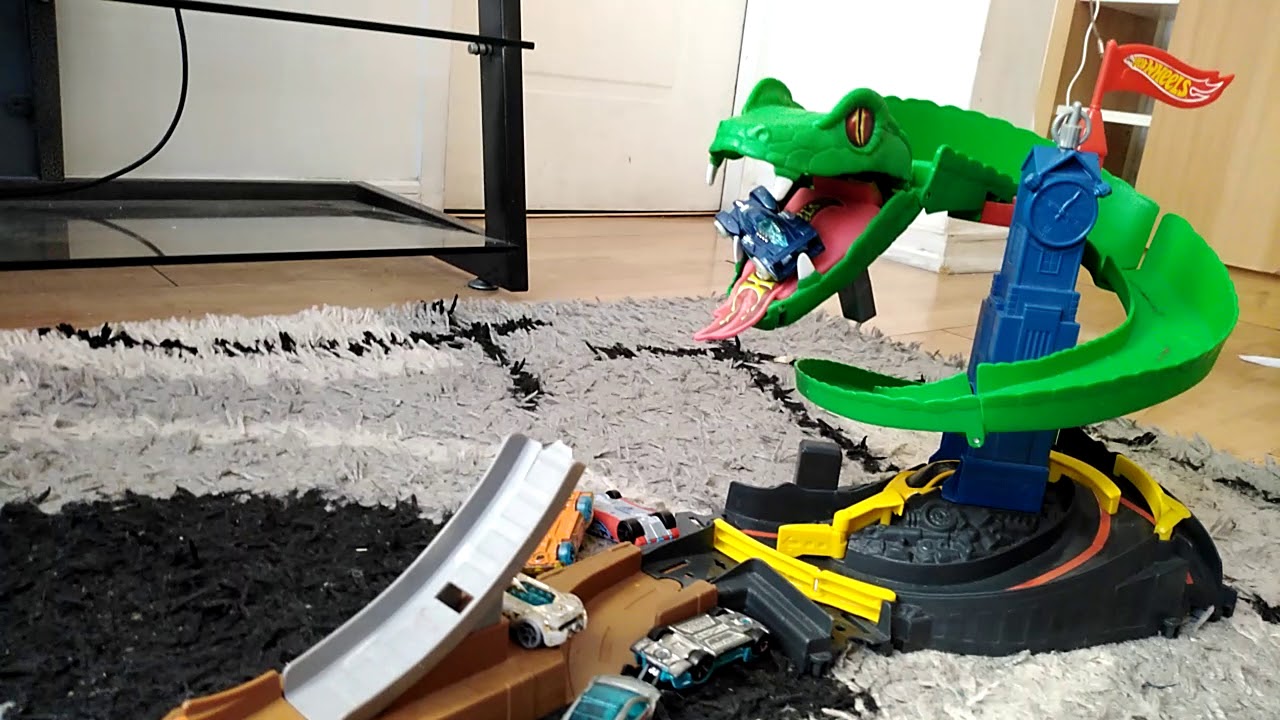 HOT WHEELS SNAKE SNAKE TRACK - YouTube
