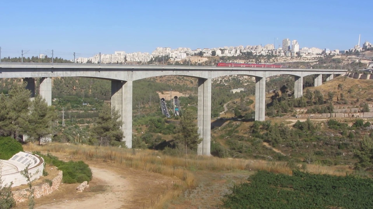 רכבת חשמלית בקו ירושלים -נתב"ג על גשר 10 Israel Railway Electric train ...