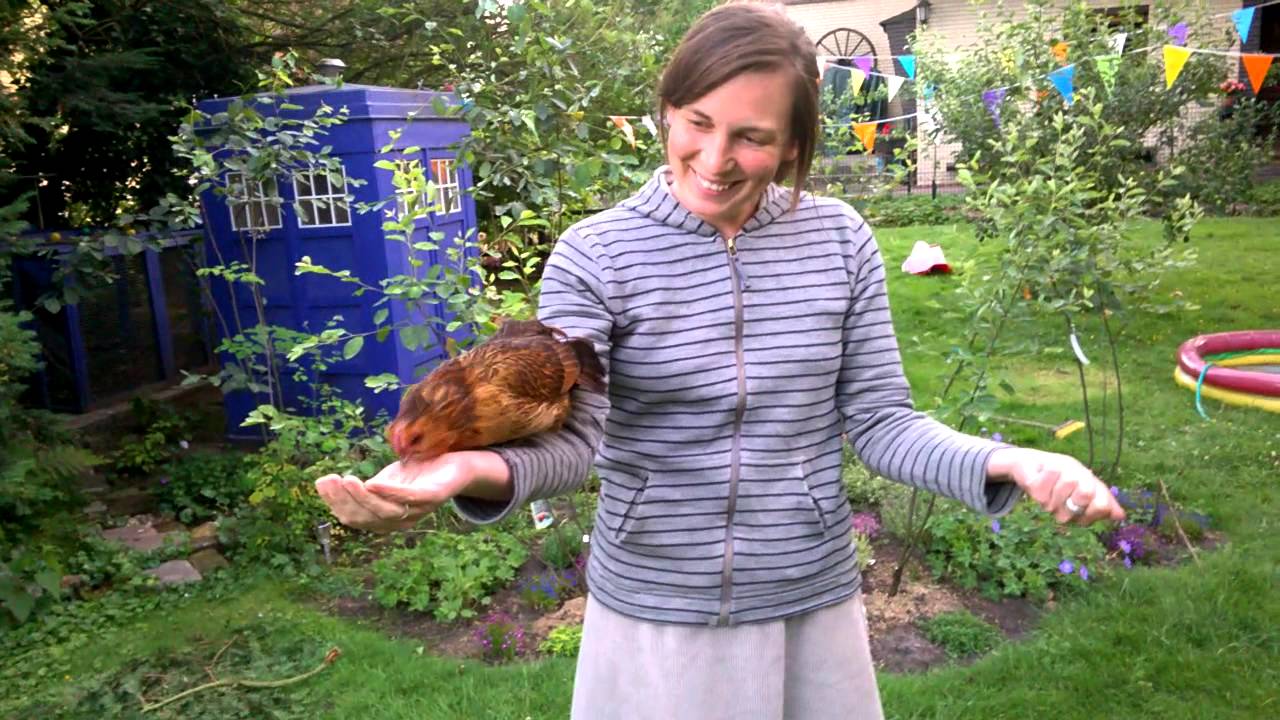 Falken-Huhn Amelia - YouTube