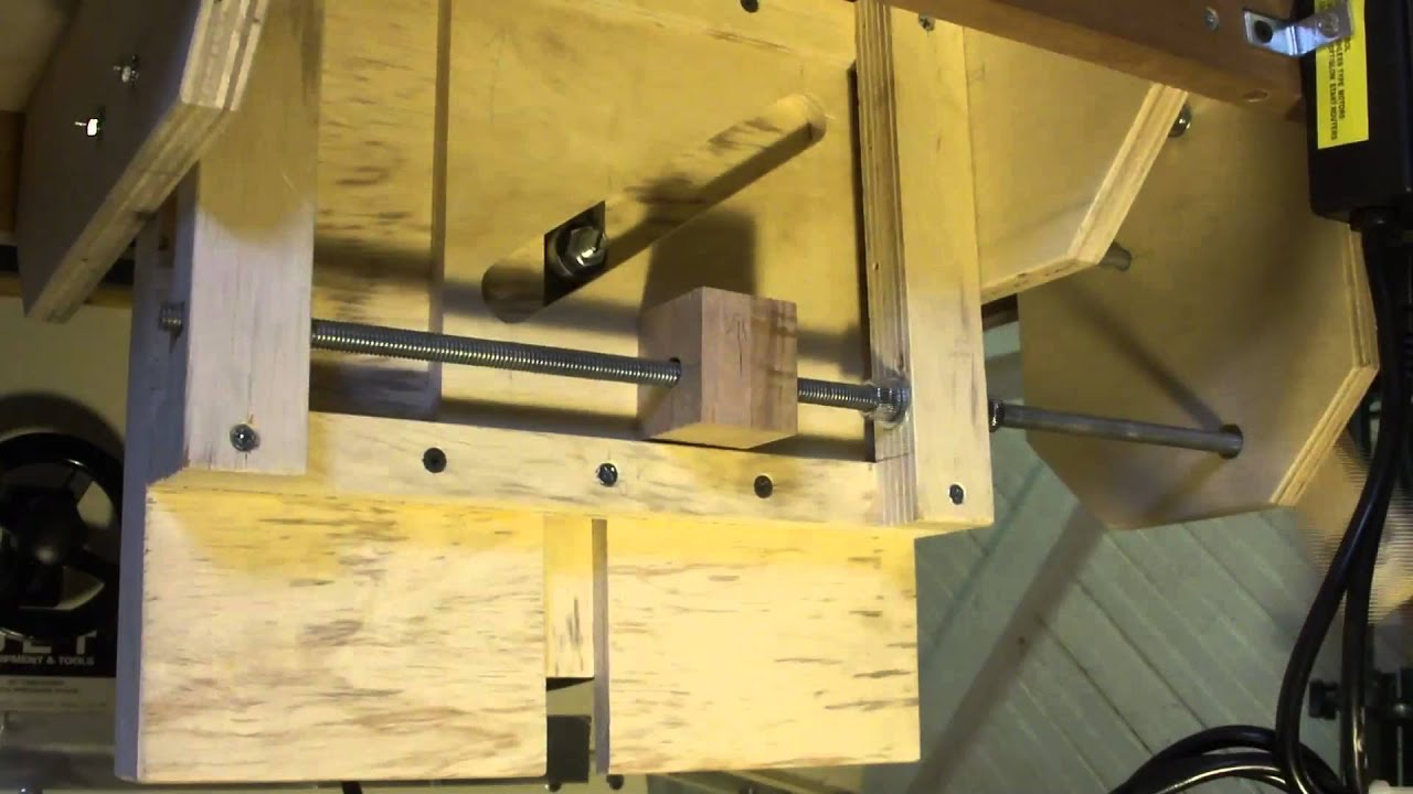 Router lift mechanism based on John Heisz’s plans - YouTube