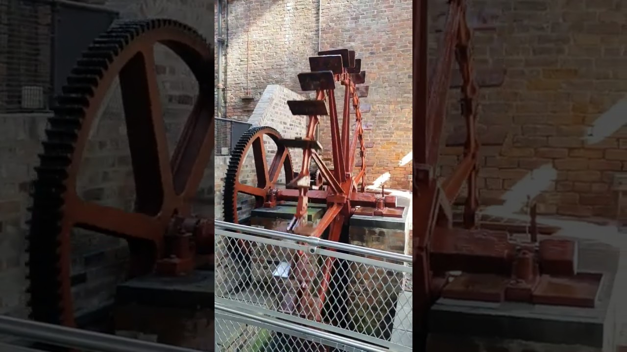 Water wheel from 1820 in the Manchester Science & Industry Museum, UK ...