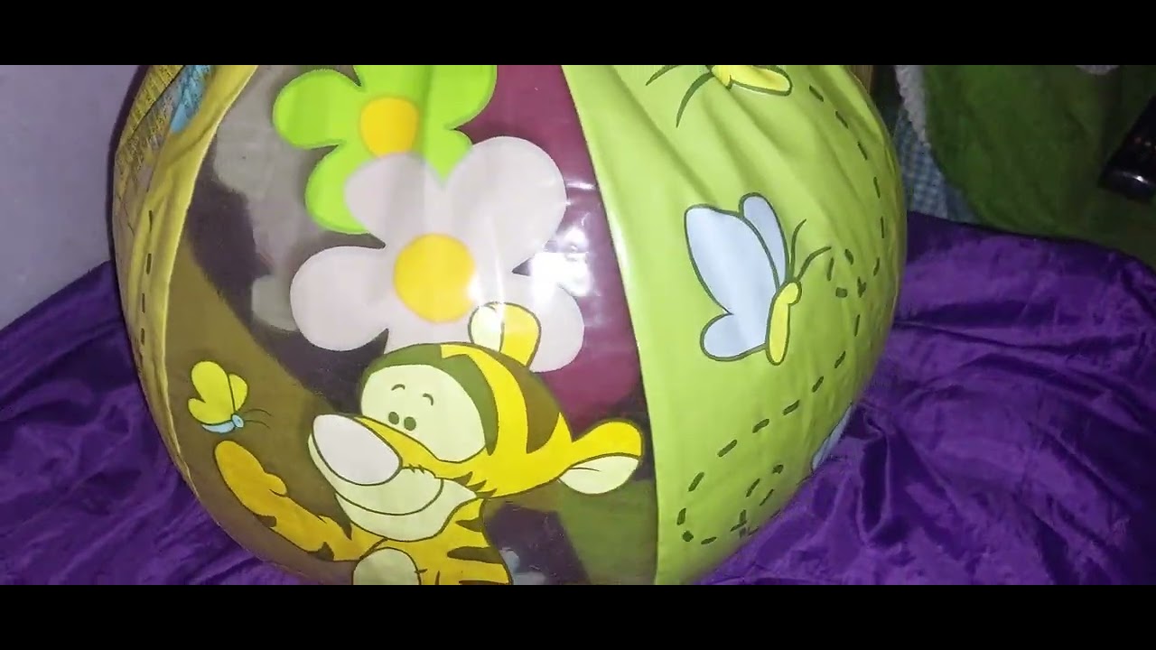 Winnie The Pooh beach ball deflating(Micimackós strandlabda leeresztése ...
