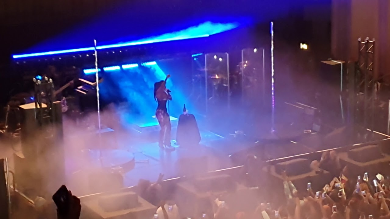 Summer walker live in London - YouTube