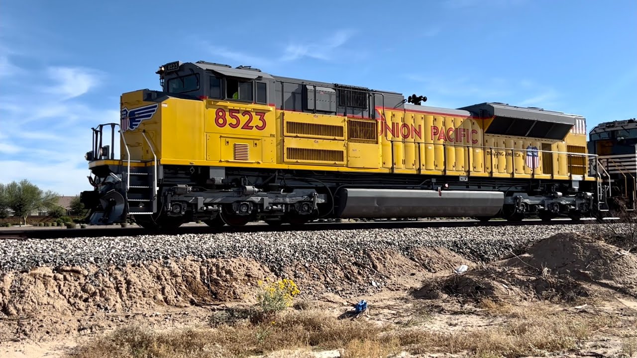 UP 8523 new paint stops at signal for a meet, Queen Creek AZ - YouTube