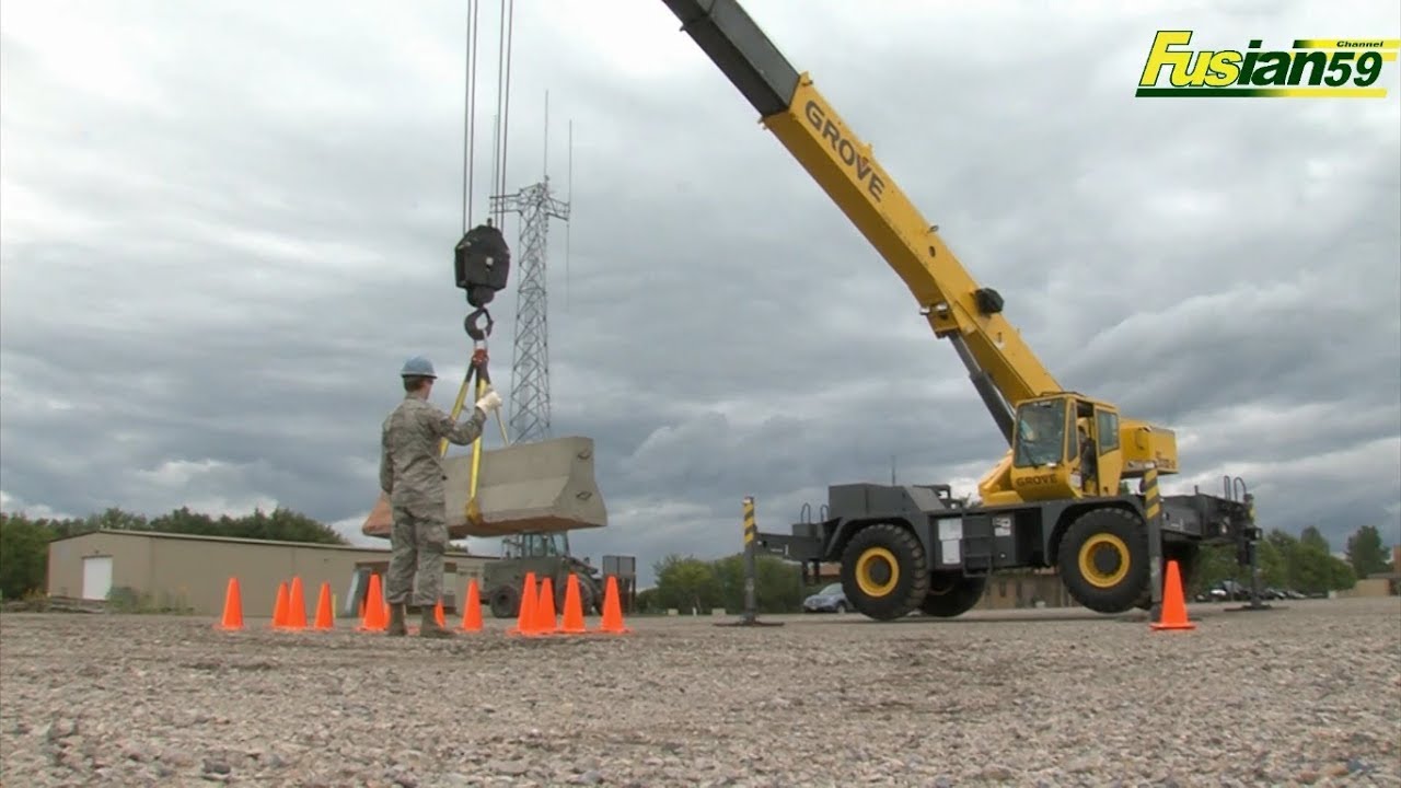 Grove Crane Crawler lifts a load - YouTube