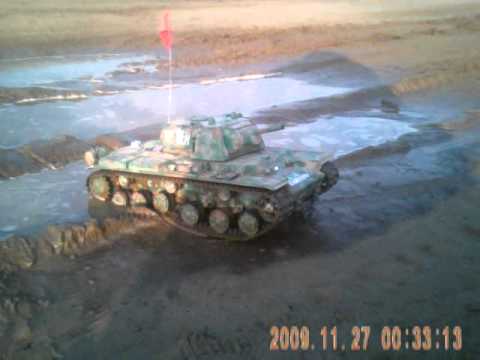 rc tank in mud - YouTube