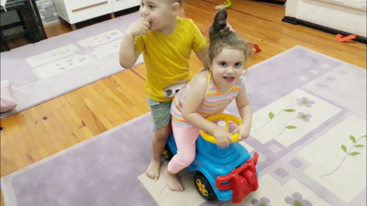 Ela ile Demir oyuncak bebek arabasını paylaşamıyorlar ama motor ile ...