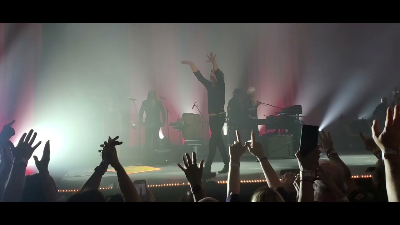 Mick Jagger works the crowd with extended ending You Can't Always Get ...