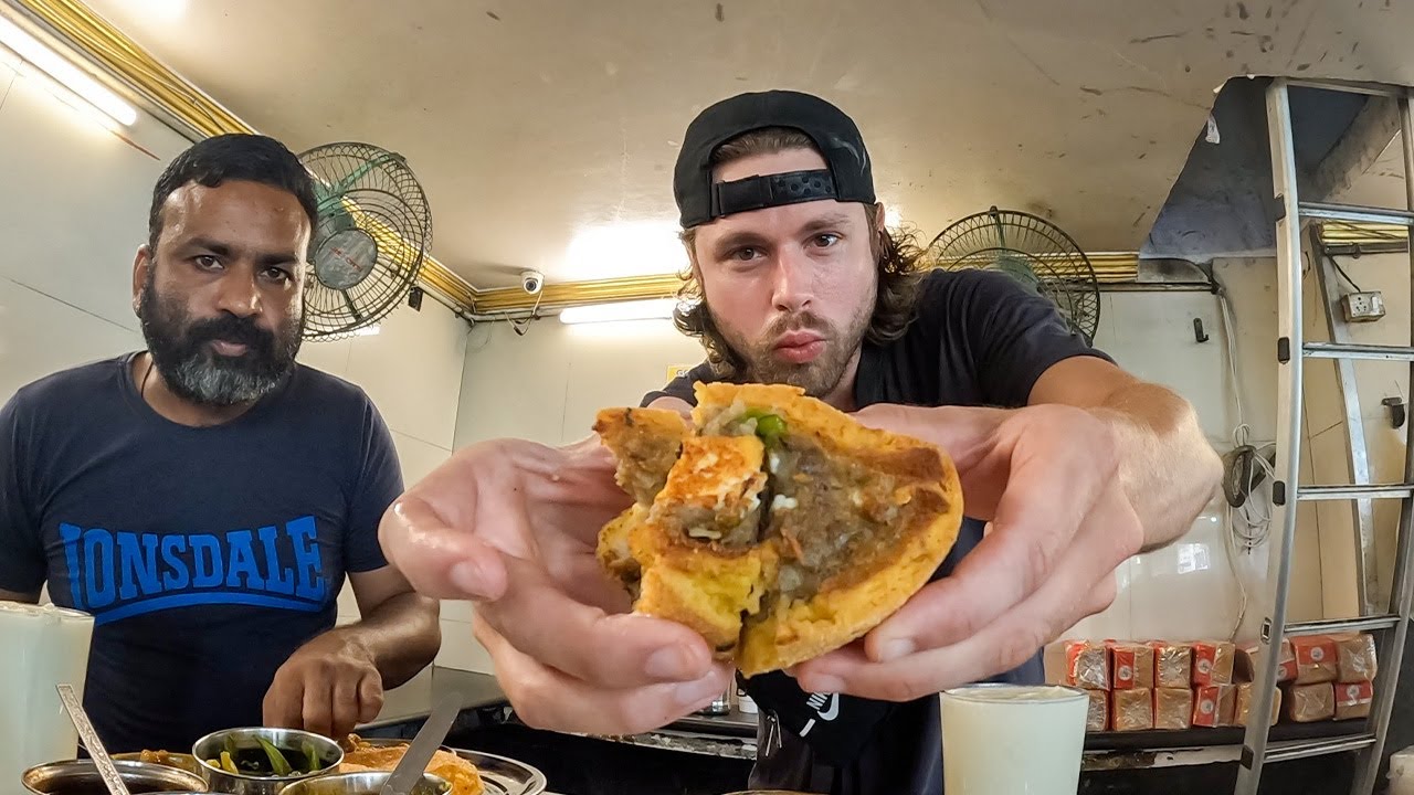 Taking rickshaw driver to try INDIA'S BIGGEST PAKORA 🇮🇳 - YouTube