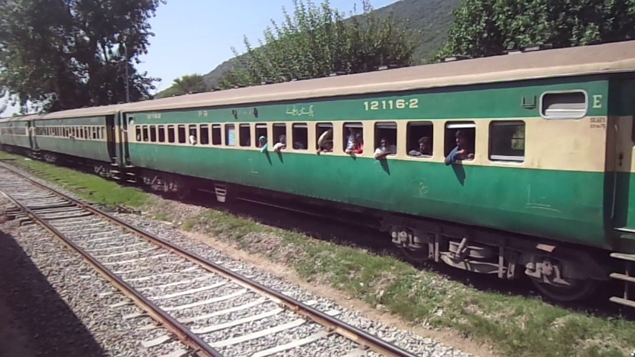 Single Line Cross of HAZARA EXPRESS | TARKI RAILWAY STATION | PAKISTAN ...