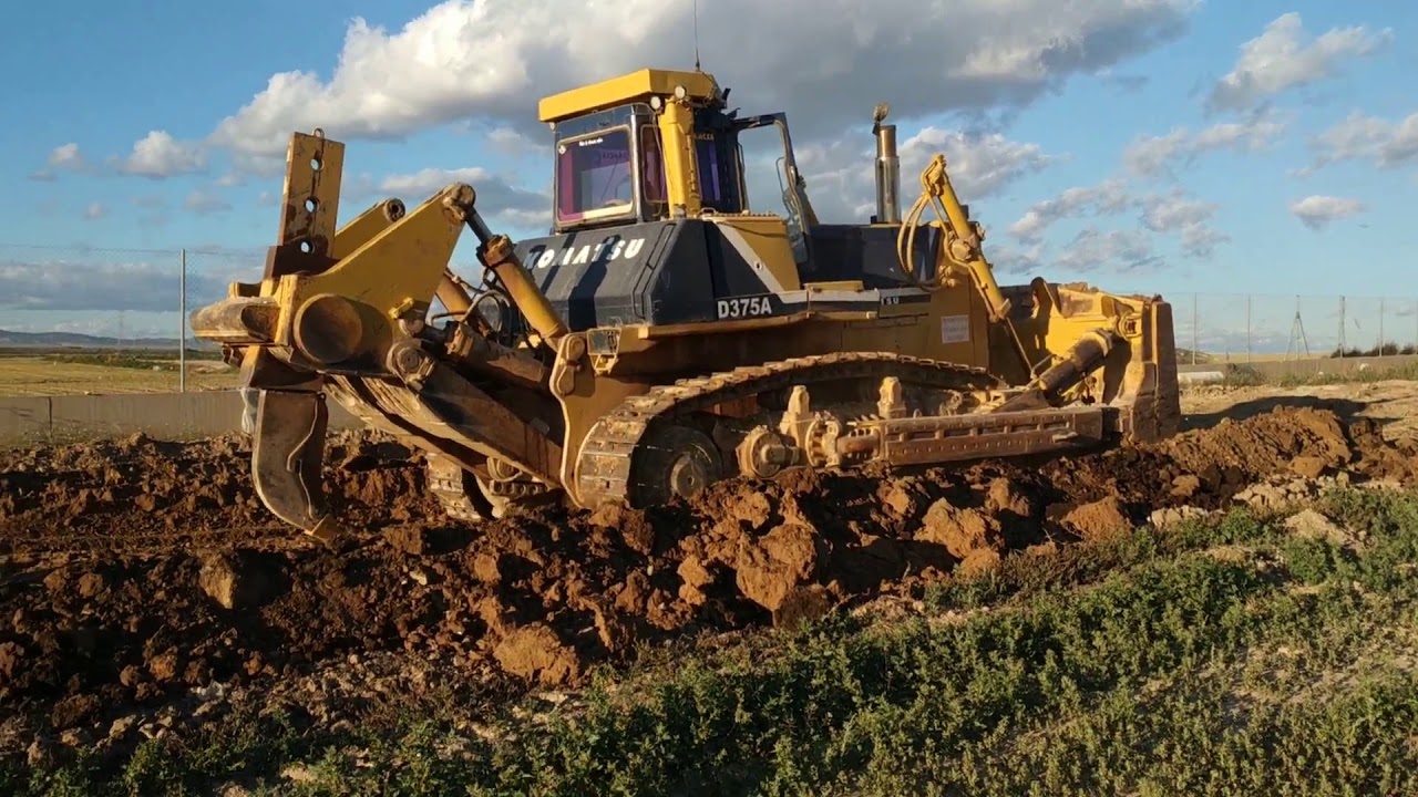 BULLDOZER Komatsu D375 WORKING - YouTube