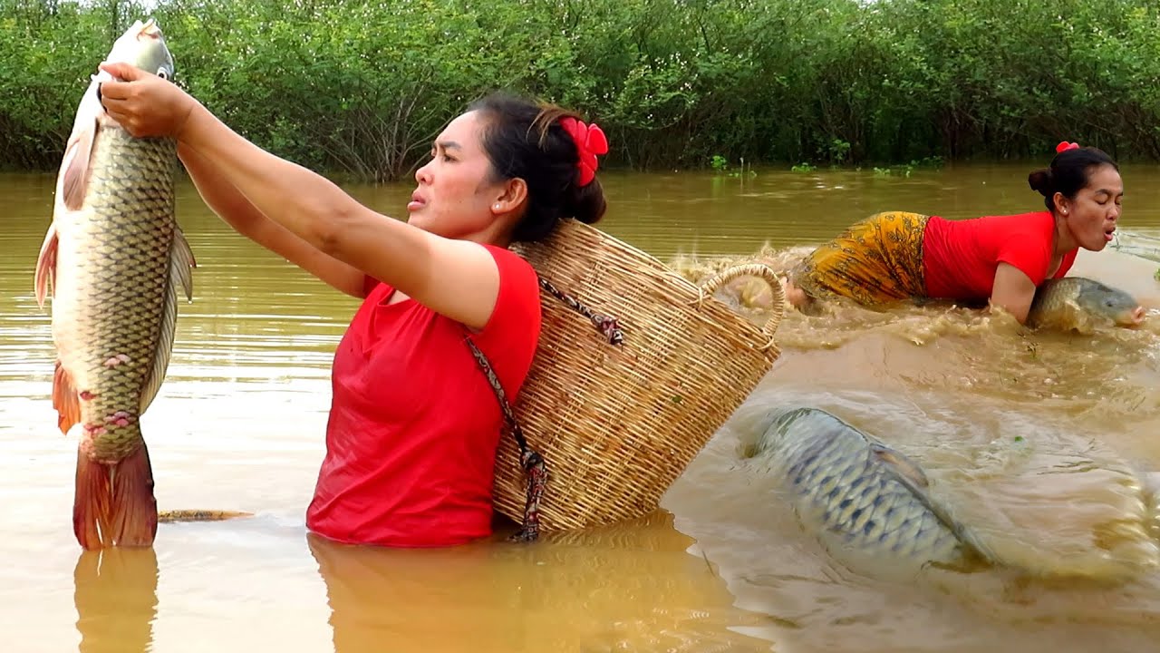 Food makes a living : Woman catches big fish in the middle of an island ...