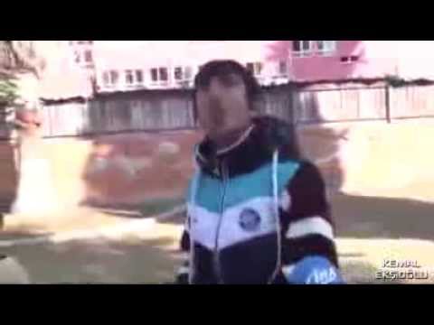 Tekme Atılan Telefonun Ağacın Tepesinde Kalması