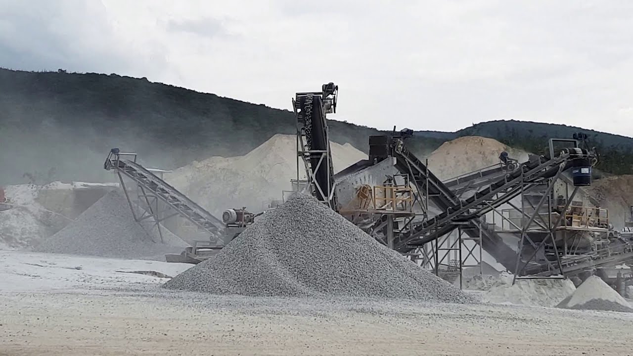 Trituración de roca para la obtención de grava graduada - YouTube