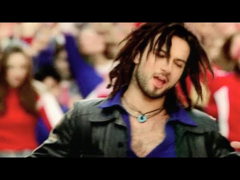TARKAN - Bir Oluruz Yolunda (Official Music Video)