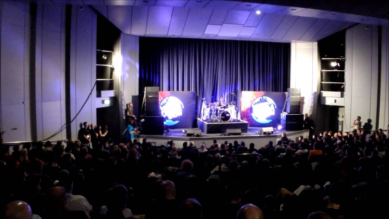 Thomas Pridgen - Main Stage Performance - London Drum Show 2015 - YouTube