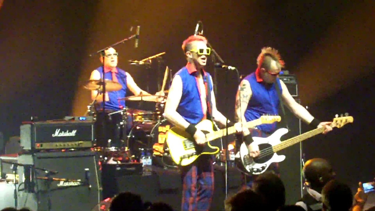 Toy Dolls - She's A Worky Ticket (Live @Grenoble) - YouTube