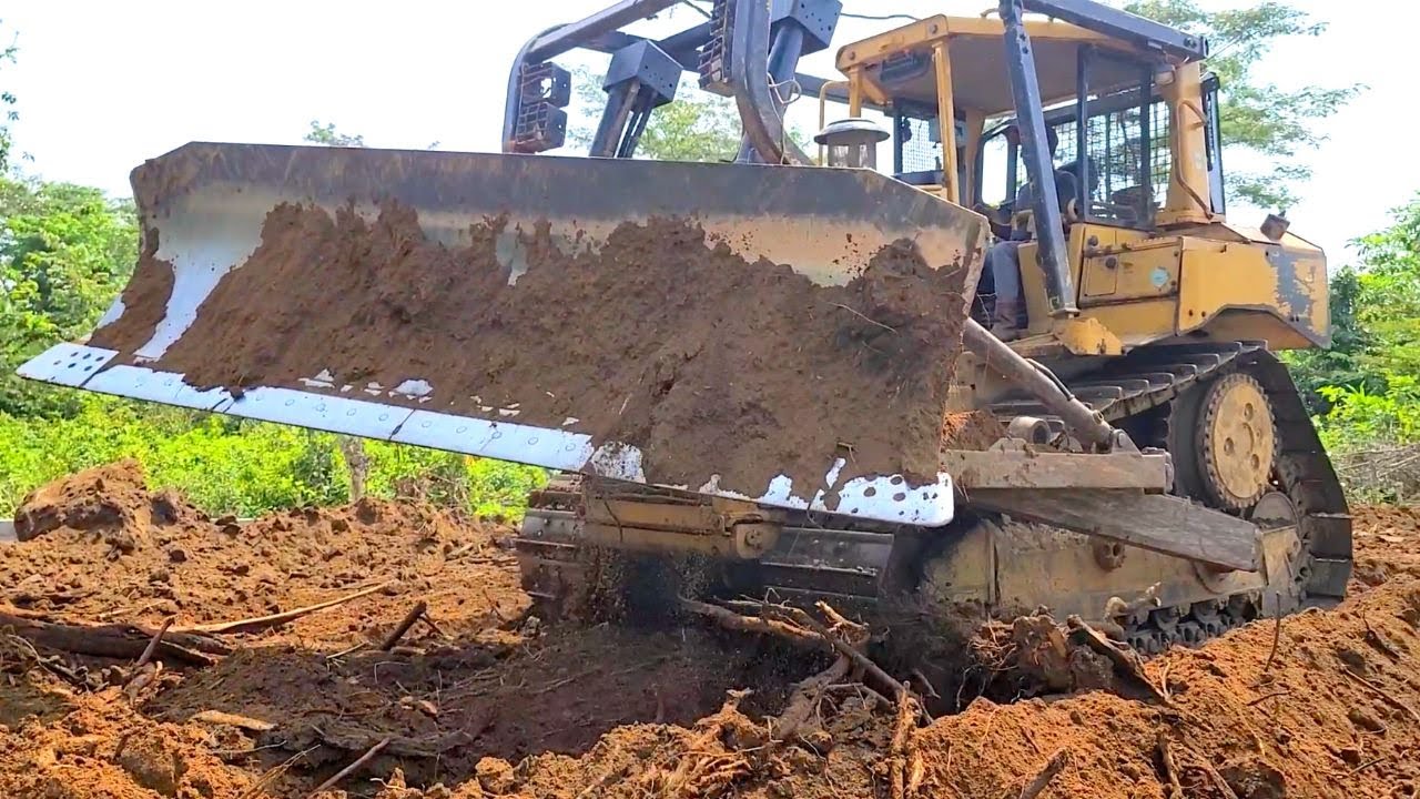 Perfect Strong Dozer CAT D6R XL Home Foundation Rock Dirt and Mud ...