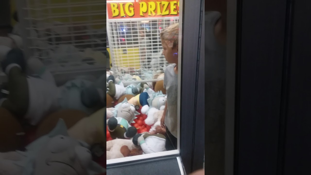 Kids stuck in claw machine - Part 1 - YouTube