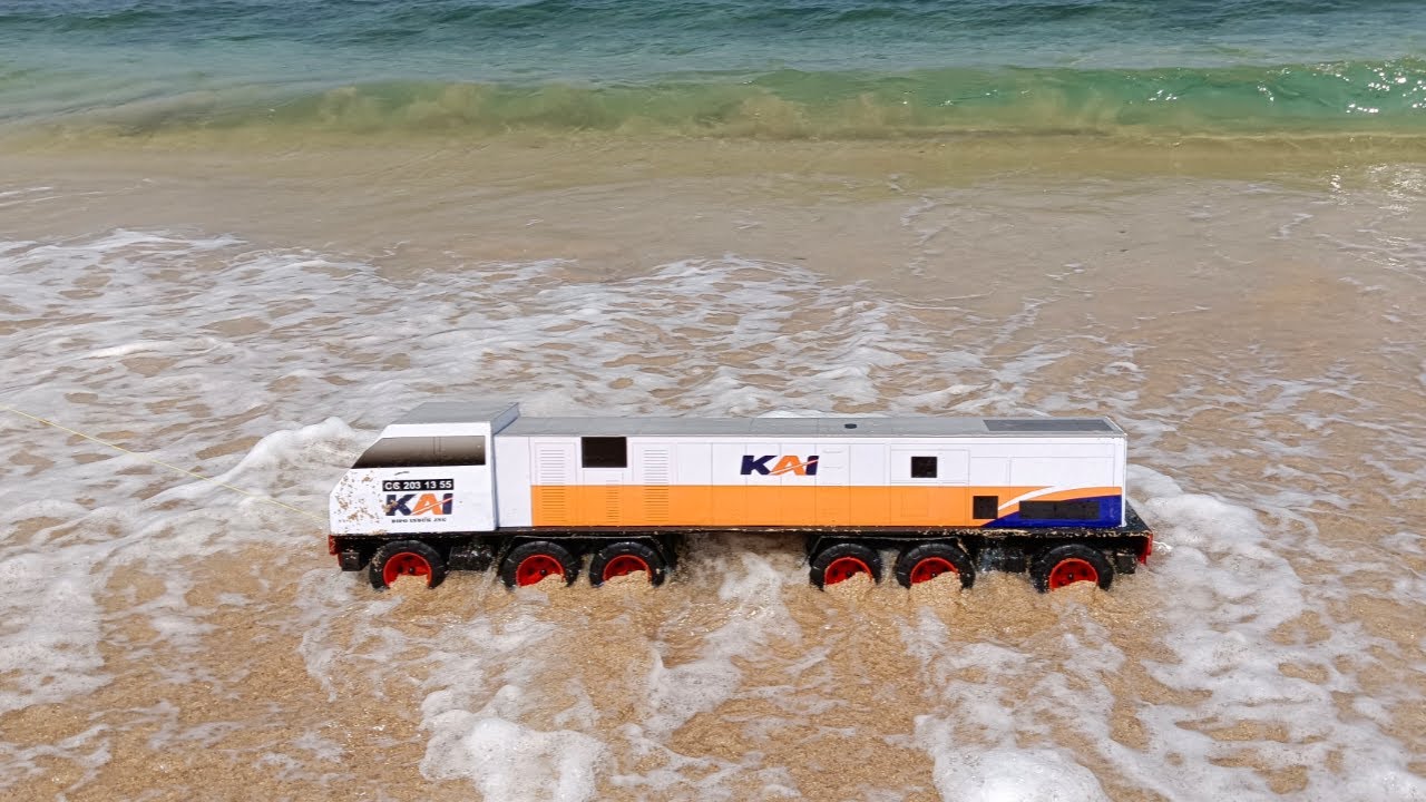 Kereta Api Super Besar Terserat Ombak Di Pantai Balekambang Malang ...