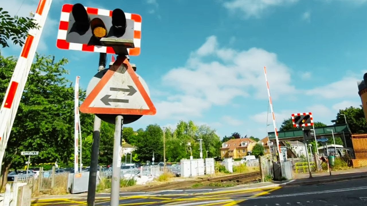 Whyteleafe Level Crossing, Surrey - YouTube