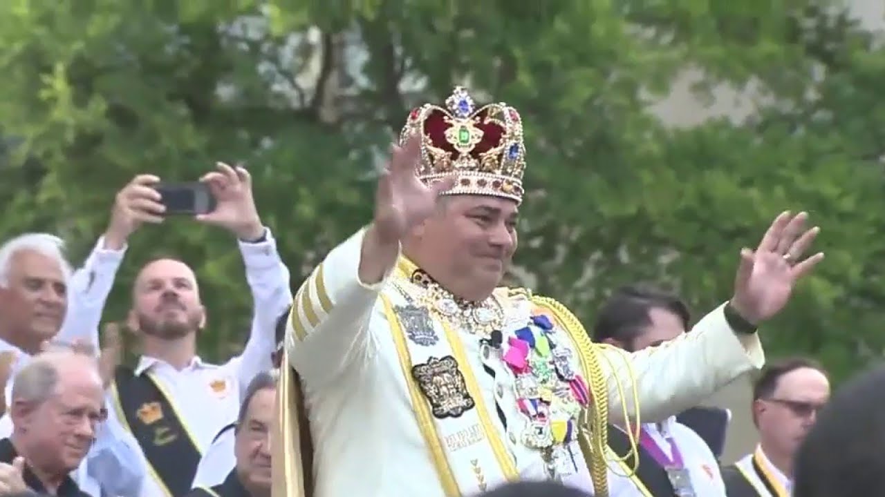 El Rey Feo crowned on second day of Fiesta - YouTube