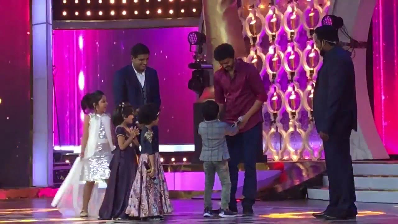 Best actor award Thalapathi vijay entry in vikatan awards. - YouTube