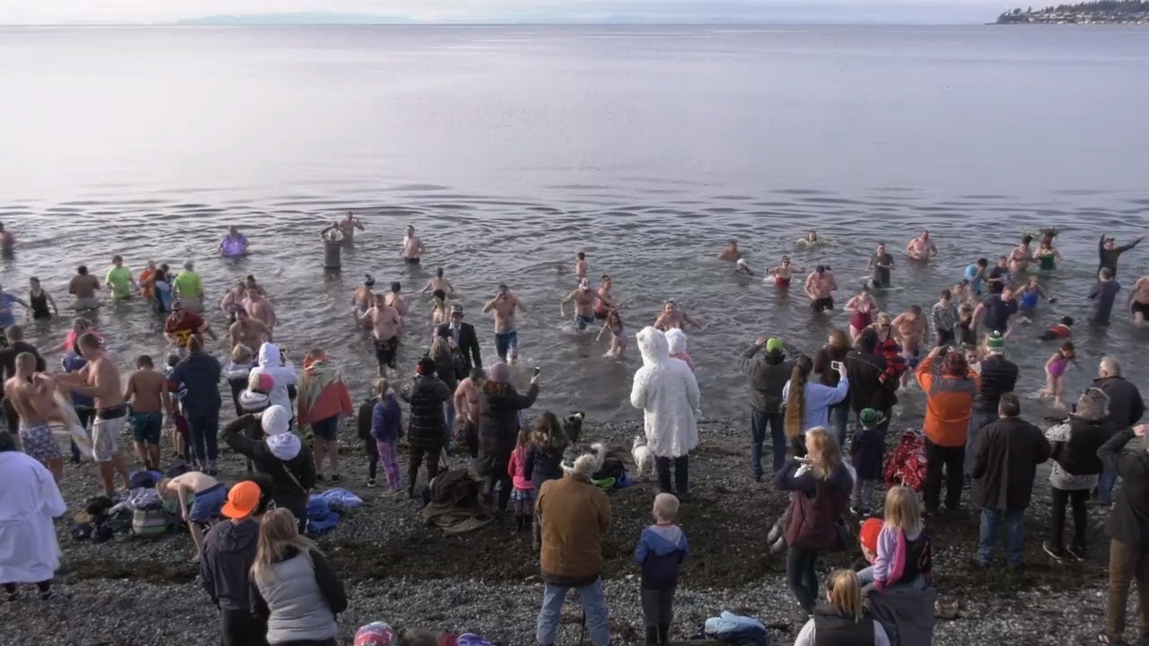 Thousands plunge into Birch Bay on New Year's Day - YouTube
