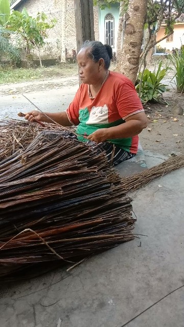 Berusahalah bekerja walaupun kerja meraut sapu lidi # - YouTube